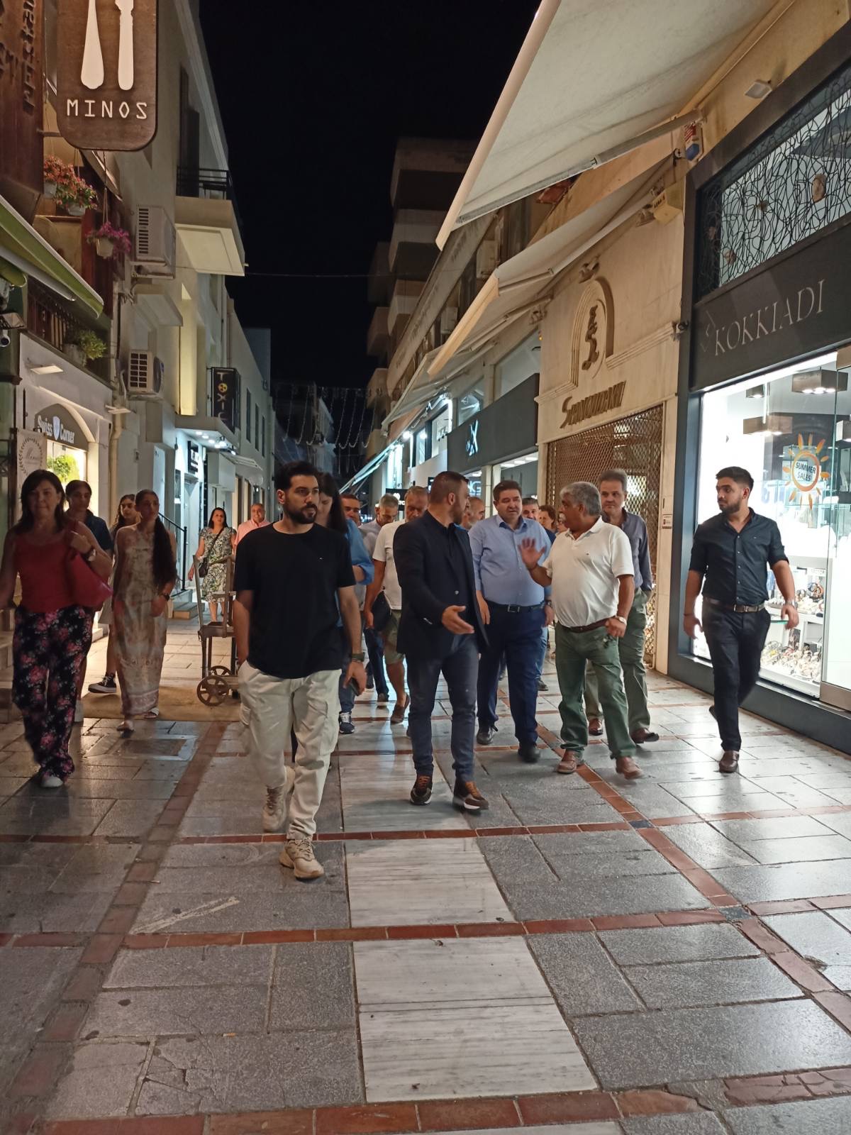 Βόλτα στο κέντρο του Ηρακλείου για τον Μιχάλη Καραμαλάκη | Cretalive ...