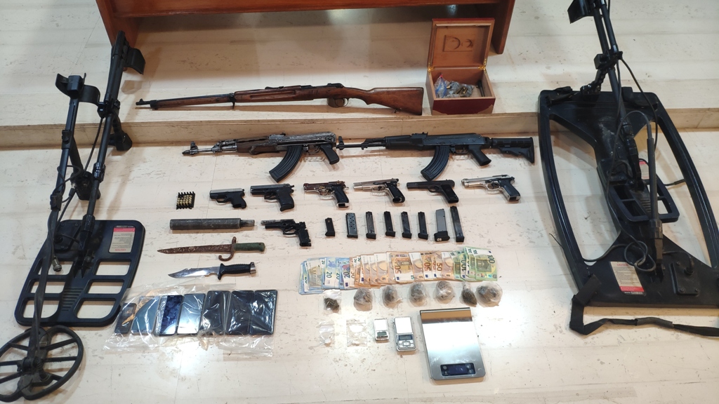 Είχαν ναρκωτικά, μίνι οπλοστάσιο και... ξιφολόγχη! | Cretalive ειδήσεις