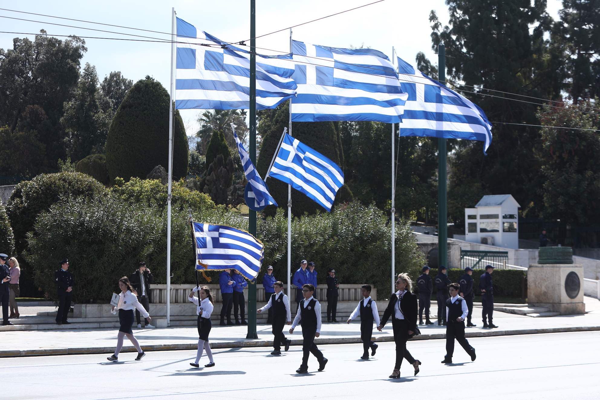 Ξεκίνησε η μαθητική παρέλαση στο κέντρο της Αθήνας για τον εορτασμό της ...