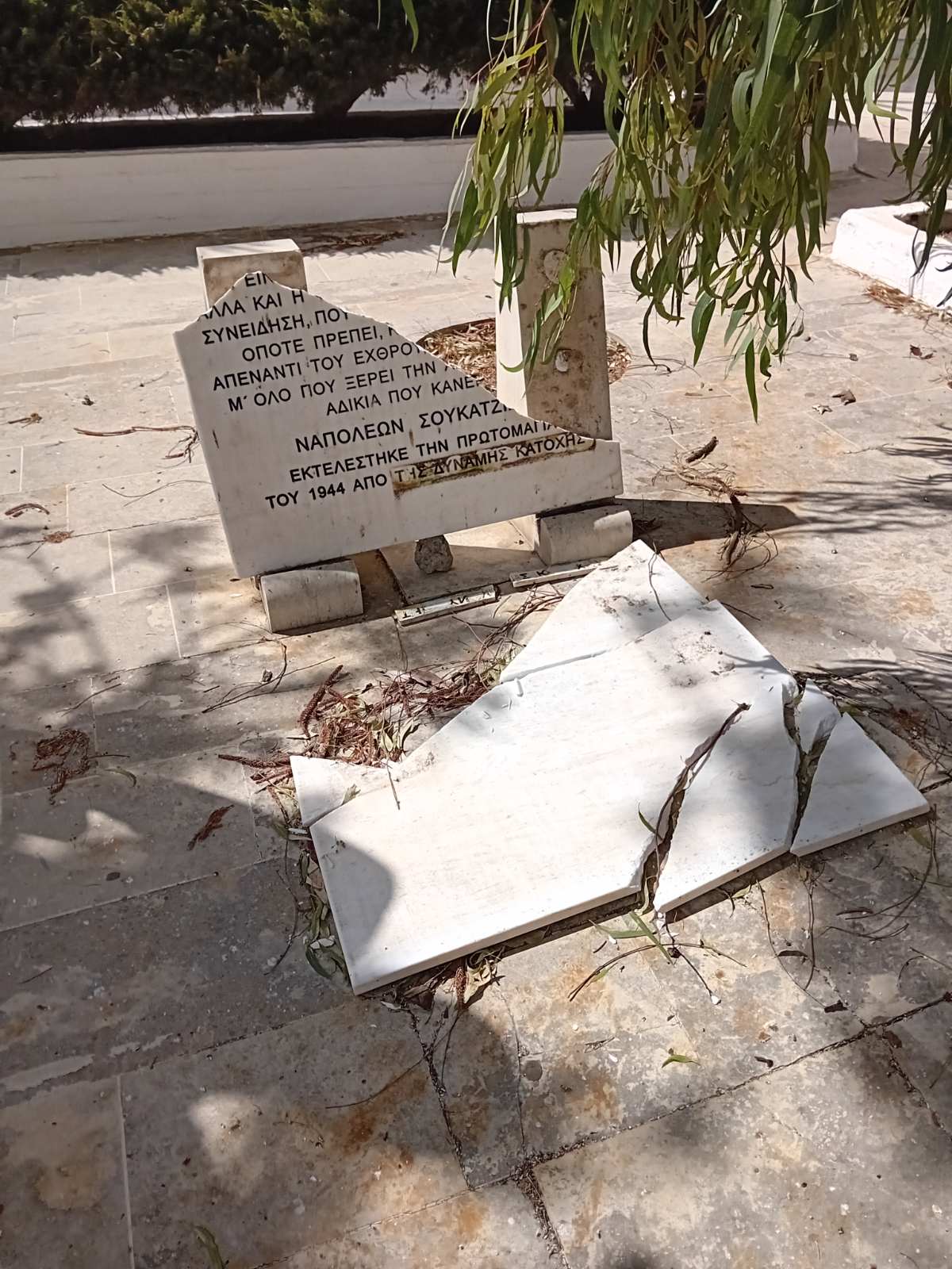 Βάνδαλοι "ξέσπασαν" στον ανδριάντα του Ναπολέοντα Σουκατζίδη ...