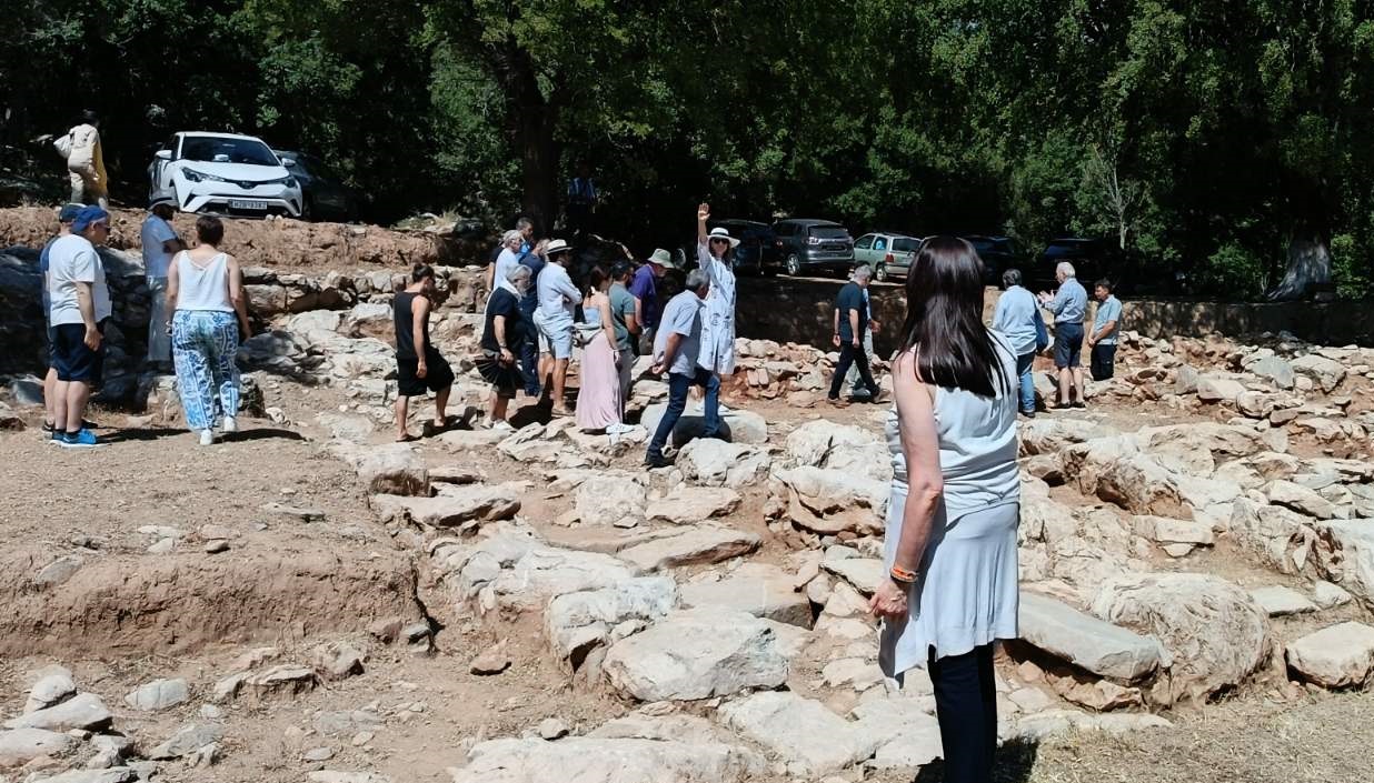 Οροπέδιο Λασιθίου: Έσπευσαν να δουν τη σπουδαία αρχαιολογική ανακάλυψη ...