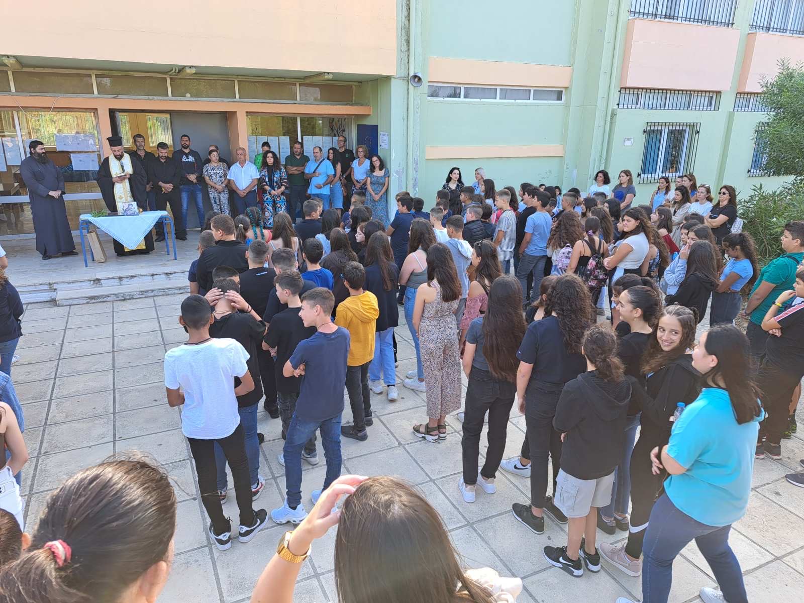 Στα σχολεία του Ασημίου, για τον αγιασμό, ο Μιχάλης Κοκολάκης ...