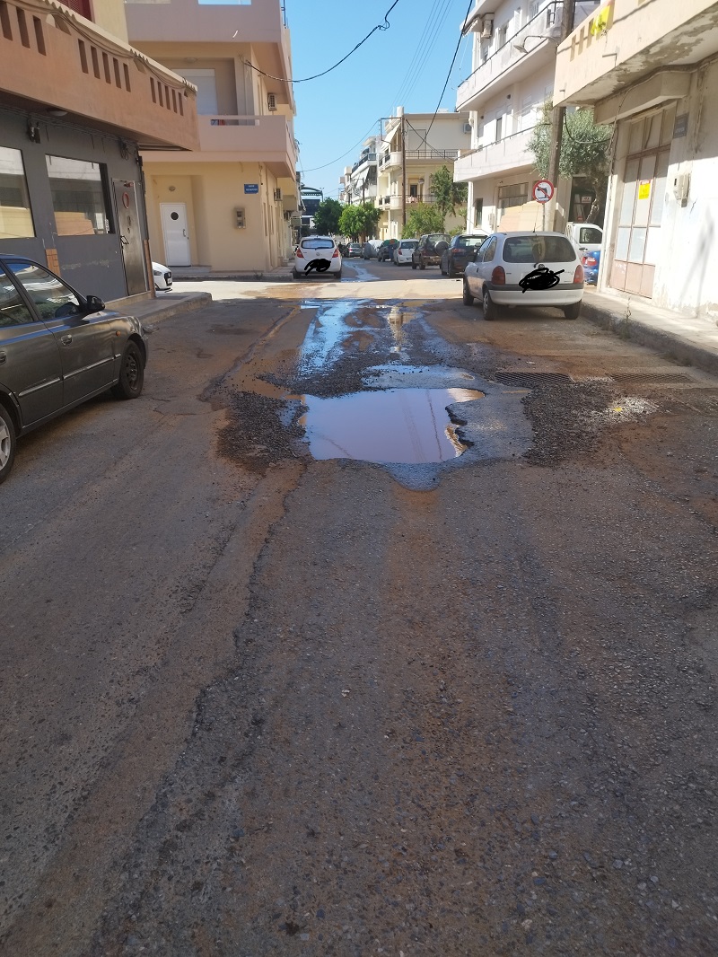 Σπατάλη νερού και... λακκούβα θανάτου | Cretalive ειδήσεις