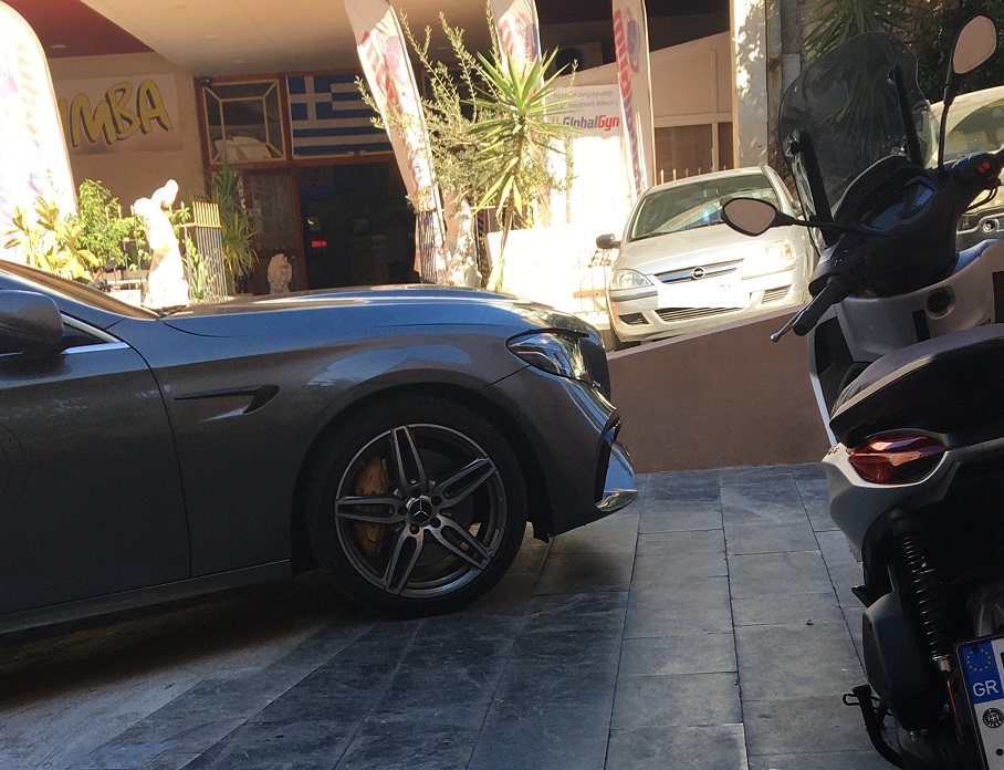 Πάρκαρε στη ράμπα ανενόχλητος! | Cretalive ειδήσεις