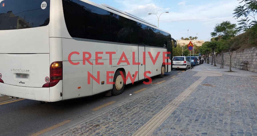 Πάρκαρε το αυτοκίνητο... και προκάλεσε απίστευτο μποτιλιάρισμα! (video) | Cretalive ειδήσεις