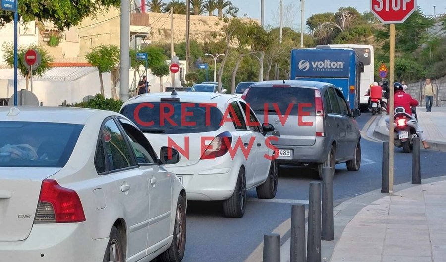 Πάρκαρε το αυτοκίνητο... και προκάλεσε απίστευτο μποτιλιάρισμα! (video) | Cretalive ειδήσεις