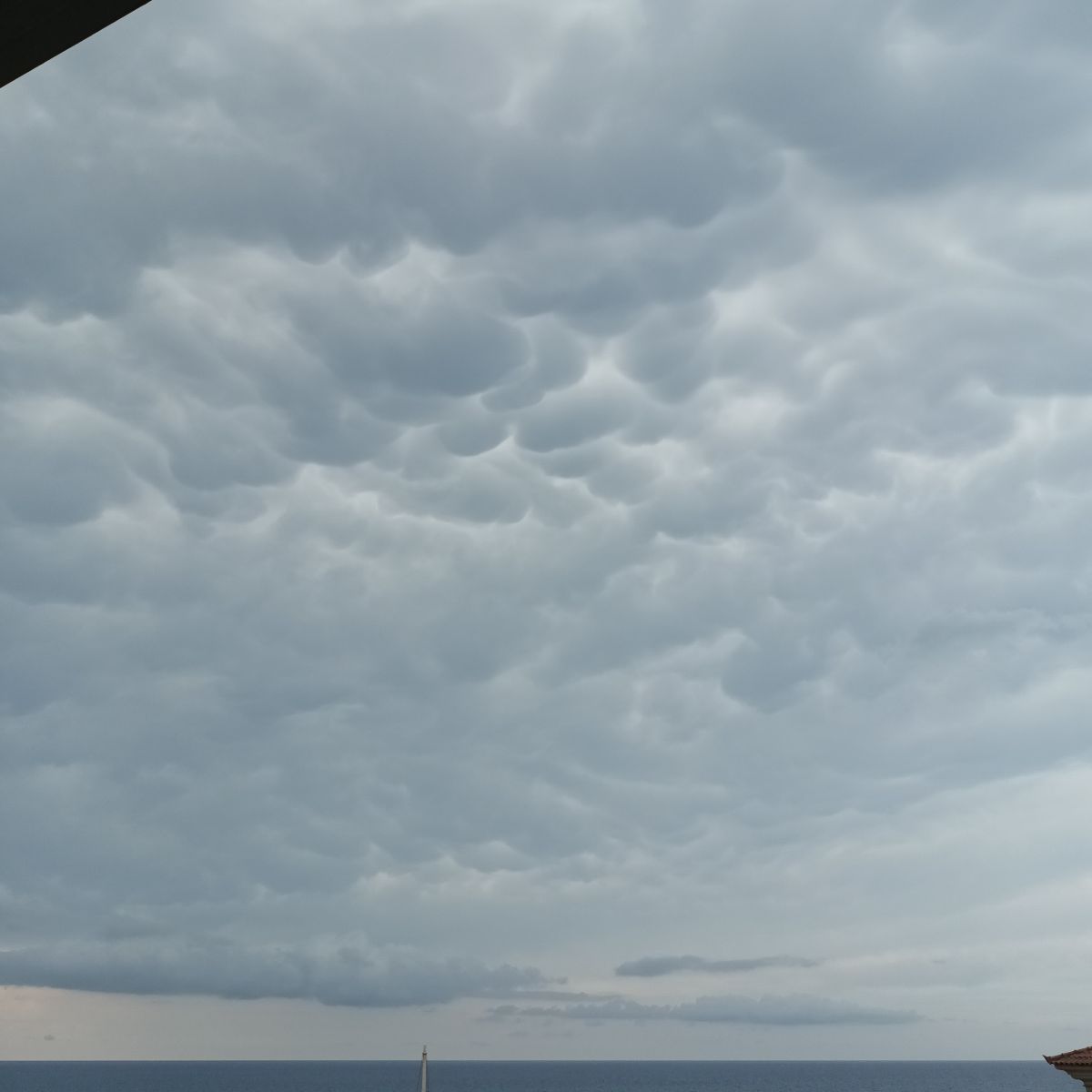 Σύννεφα «mammatus» πάνω από το Ηράκλειο- Εικόνες από το εντυπωσιακό ...