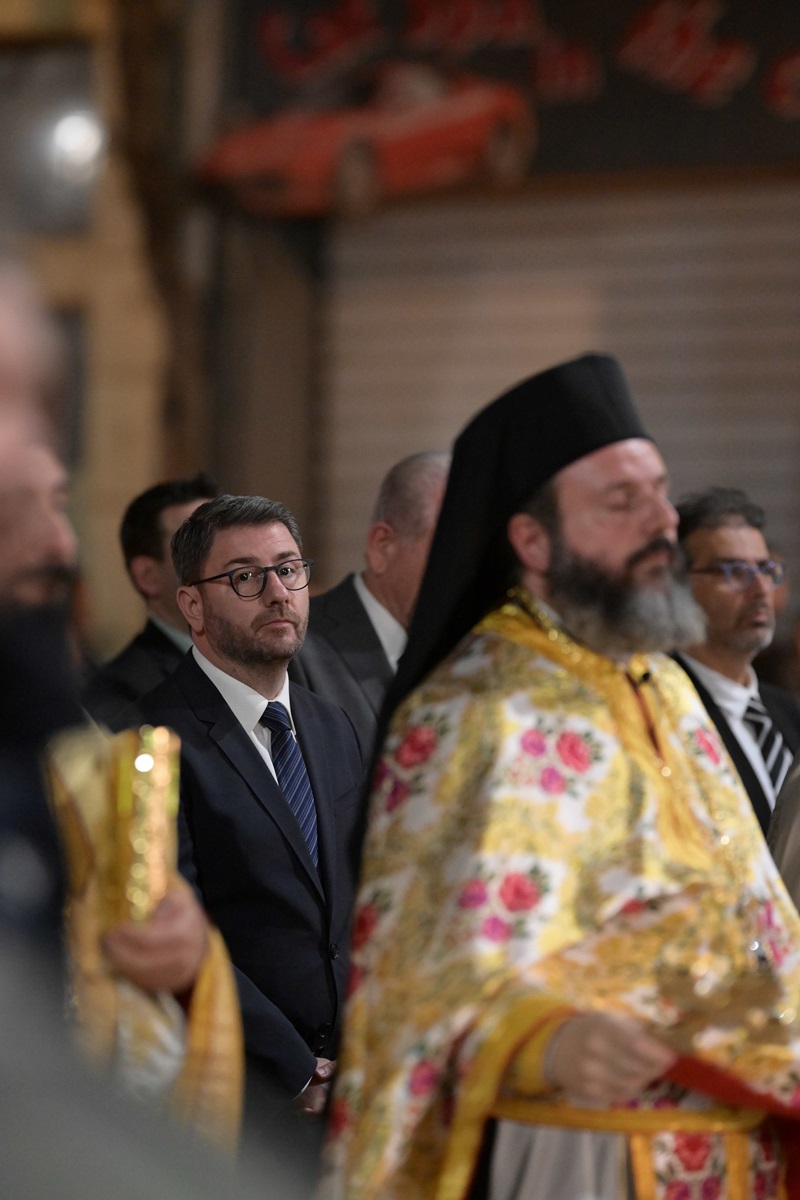 Στο Αιγάλεω για την περιφορά του Επιταφίου ο Νίκος Ανδρουλάκης ...