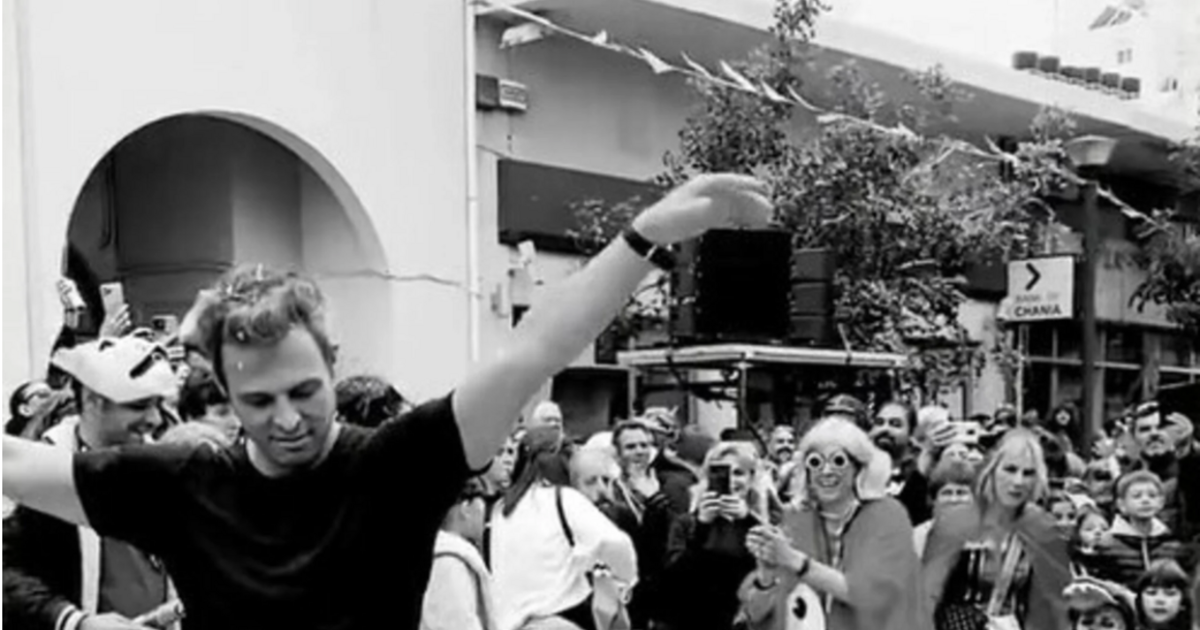 Σ. Πούμπουρας: «Ντύθηκε» Βασίλης Μπισμπίκης και χόρεψε το περιβόητο ...