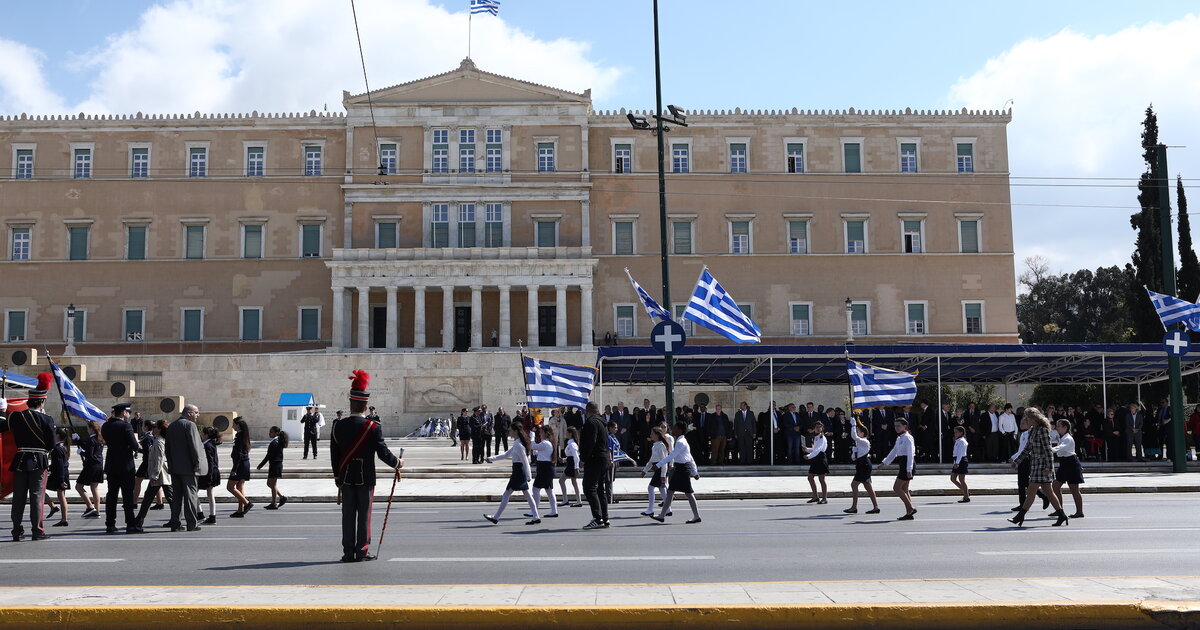 Ξεκίνησε η μαθητική παρέλαση στο κέντρο της Αθήνας για τον εορτασμό της ...