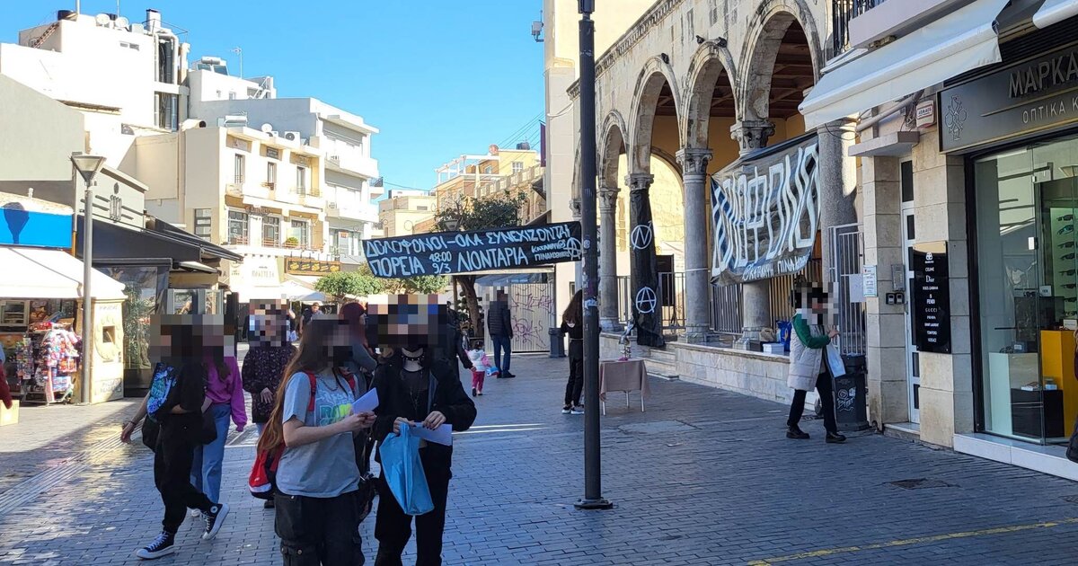 Για 3η μέρα συνεχίζεται η κατάληψη στη Βασιλική του Αγίου Μάρκου ...