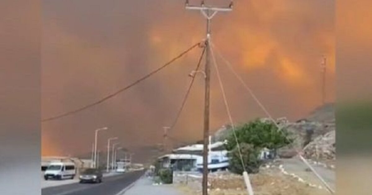 Εκτός ελέγχου η φωτιά στη Ρόδο: Επιχείρηση απεγκλωβισμού από παραλίες ...