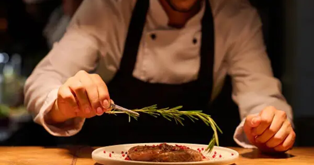 Απίστευτο... Σεφ στη Γαλλία έδεσε υπάλληλο σε καρέκλα, γυμνό, με ένα μήλο στο στόμα! | Cretalive ...