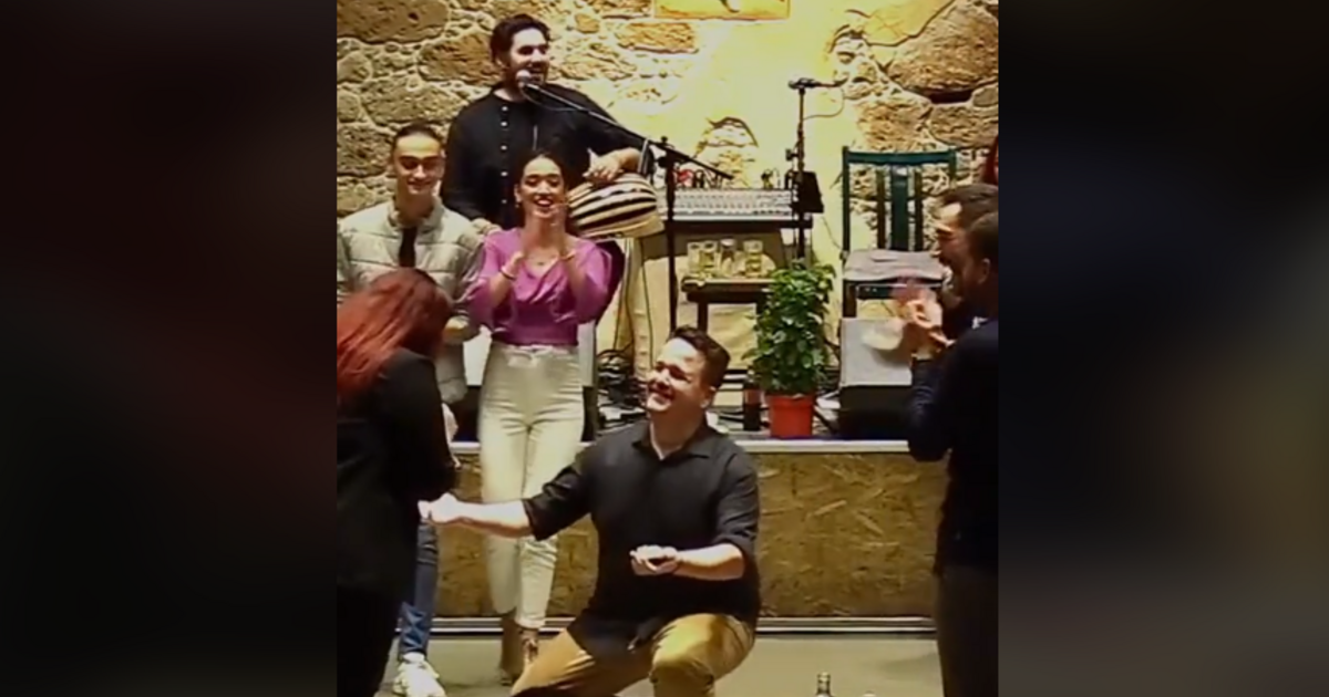 Ο λυράρης κατέβηκε από το πάλκο κι... έκανε πρόταση γάμου! Δείτε το βίντεο | Cretalive ειδήσεις