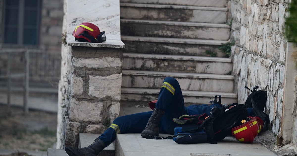 Δωρεά υγειονομικού υλικού στους πυροσβέστες που δίνουν μάχη στην Αττική ...