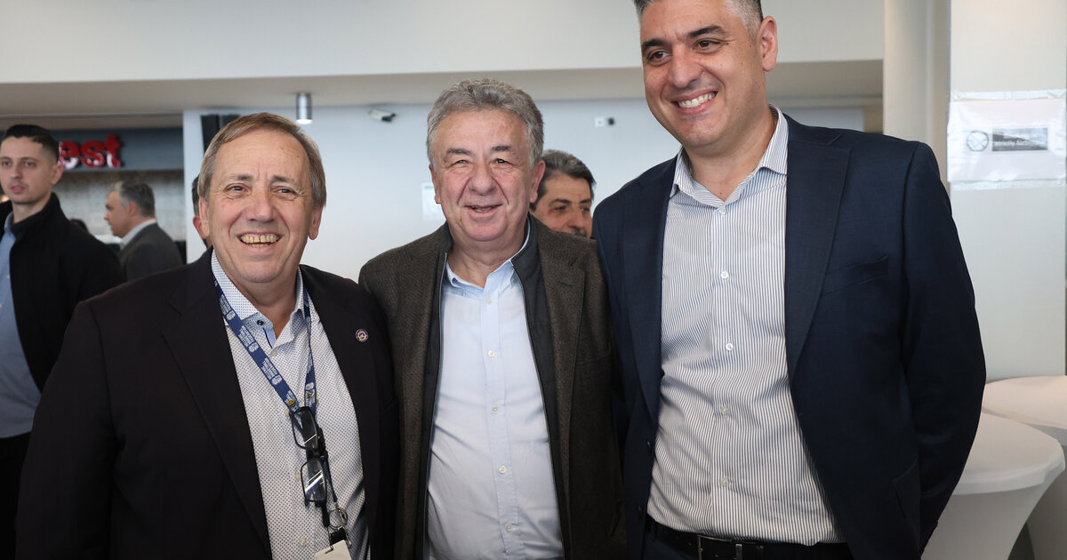 Η ξεχωριστή μαντινάδα που αφιέρωσε ο νέος αερολιμενάρχης στον Γιώργο Πλιάκα- video | Cretalive ...