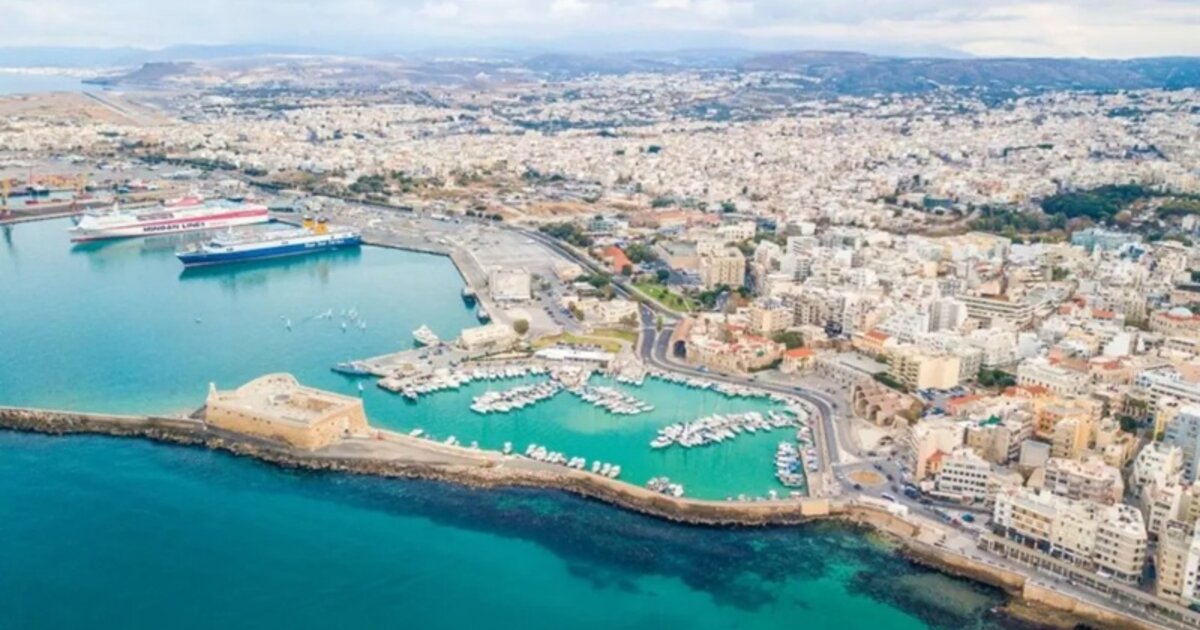 Βλάβη στον καταπέλτη του Blue Star Chios - Αποκαταστάθηκε η βλάβη και ...