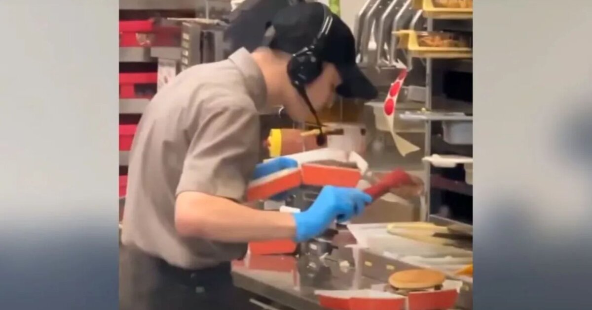 Σάλος στη Ρωσία: Υπάλληλος fast food έφτυσε σε μπέργκερ πελάτη - Βίντεο ...
